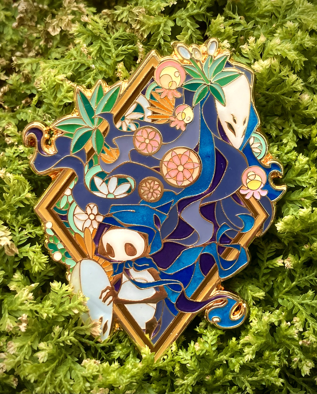 空洞骑士同人金属徽章为何吸引大量粉丝？莫诺蒙与奎若角色魅力在哪？_游戏推荐_淘宝游戏网